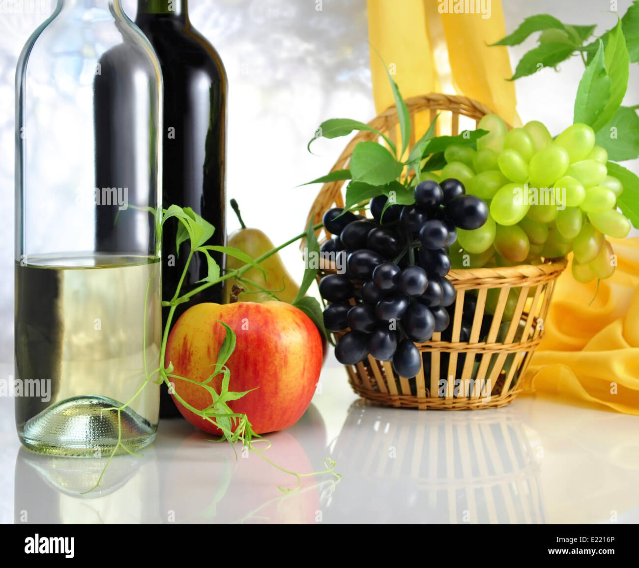 Red white wine composition hi-res stock photography and images - Alamy