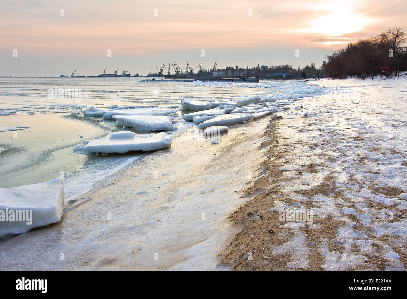 Snow over ice hi-res stock photography and images - Alamy