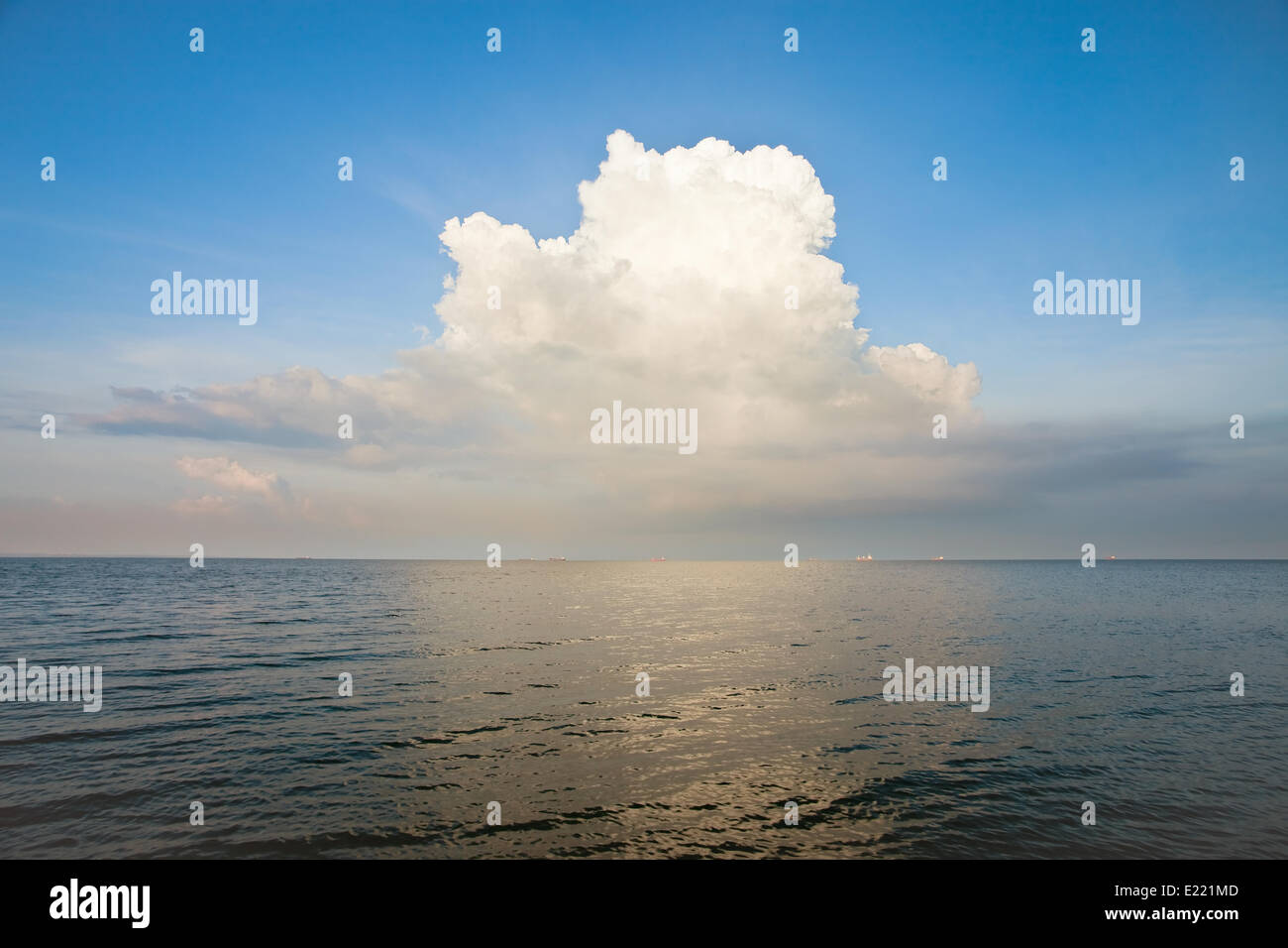 Cloud over coast hi-res stock photography and images - Alamy