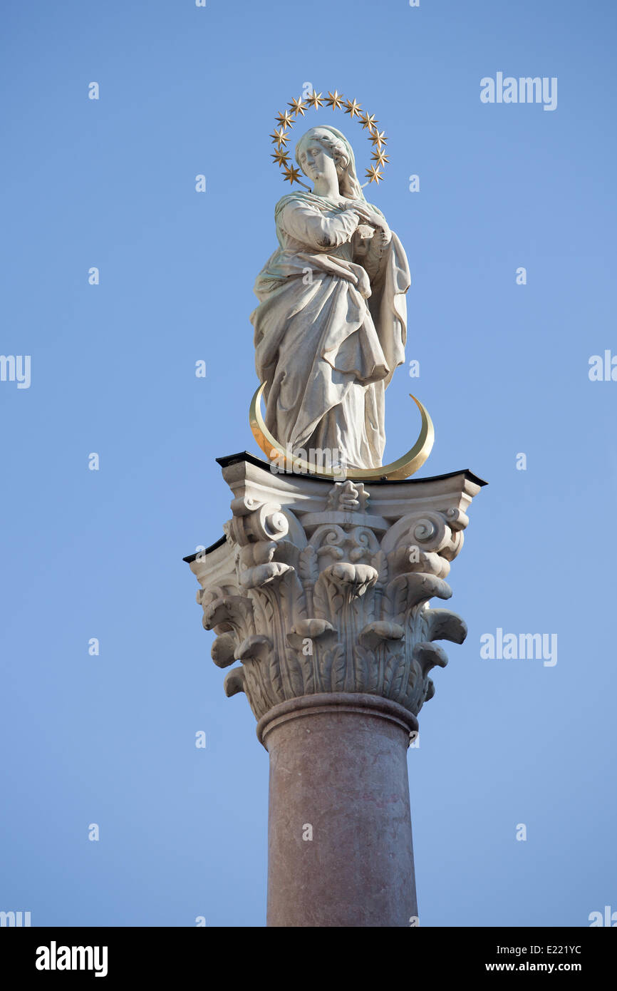 Catholic virgin mary with crown hi-res stock photography and images - Alamy