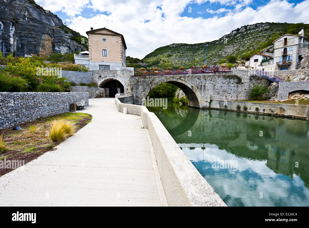 Embankment steps hi-res stock photography and images - Alamy