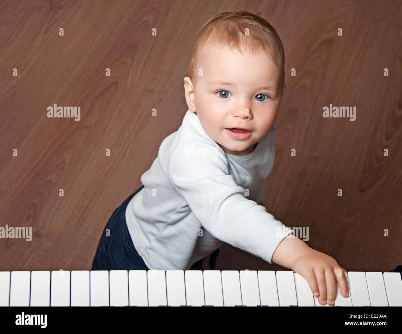 Finger on piano hi-res stock photography and images - Alamy