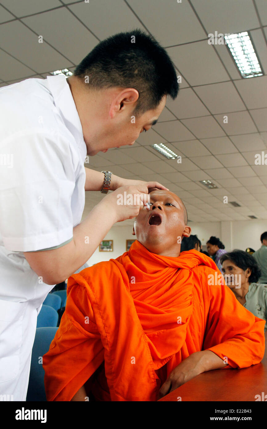 Military doctor treatment hi-res stock photography and images - Alamy