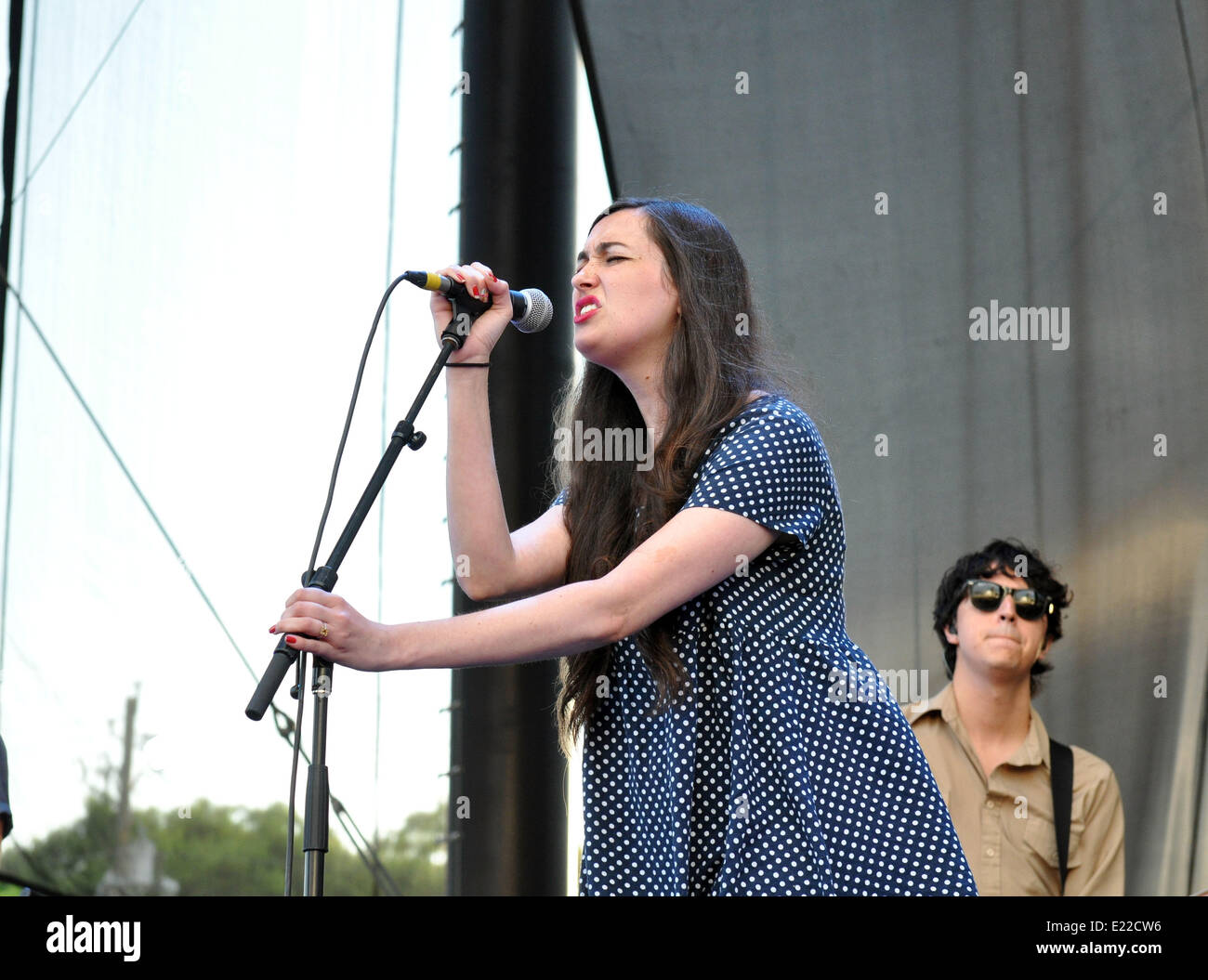 Band peforming hi-res stock photography and images - Alamy