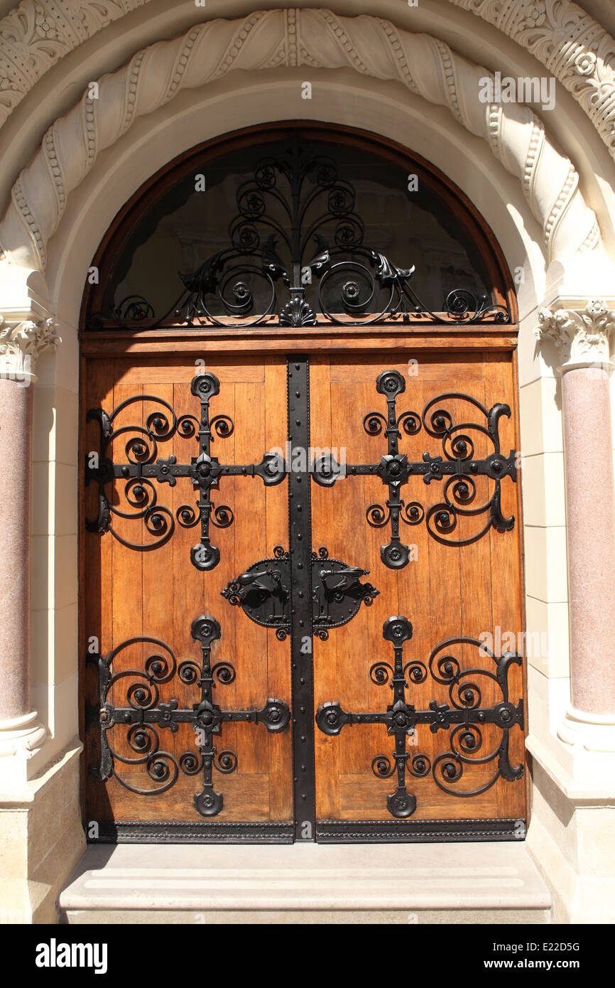 Heavy wooden door hi-res stock photography and images - Alamy