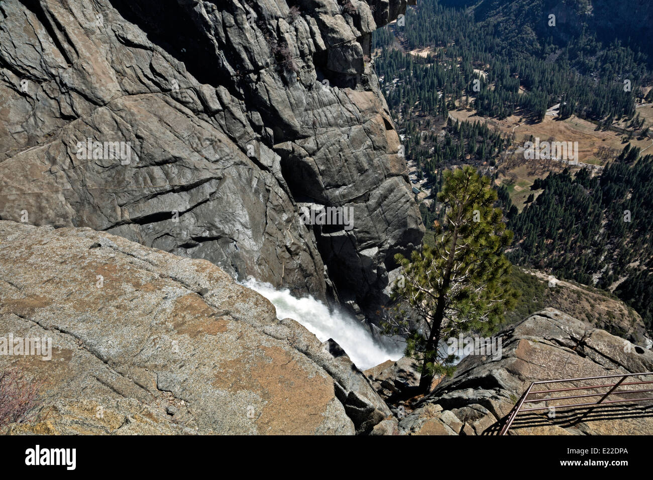 View upper yosemite waterfall hi-res stock photography and images - Alamy