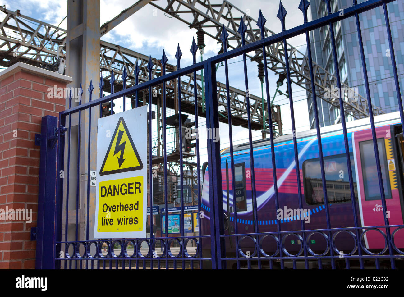 Overhead live wires hi-res stock photography and images - Alamy