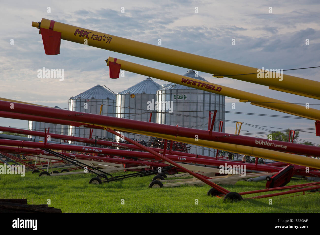 Maddock, North Dakota - Grain augers next to gain storage bins Stock ...