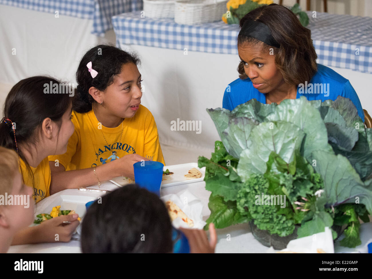 US First Lady Michelle Obama enjoys a healthy lunch with elementary ...