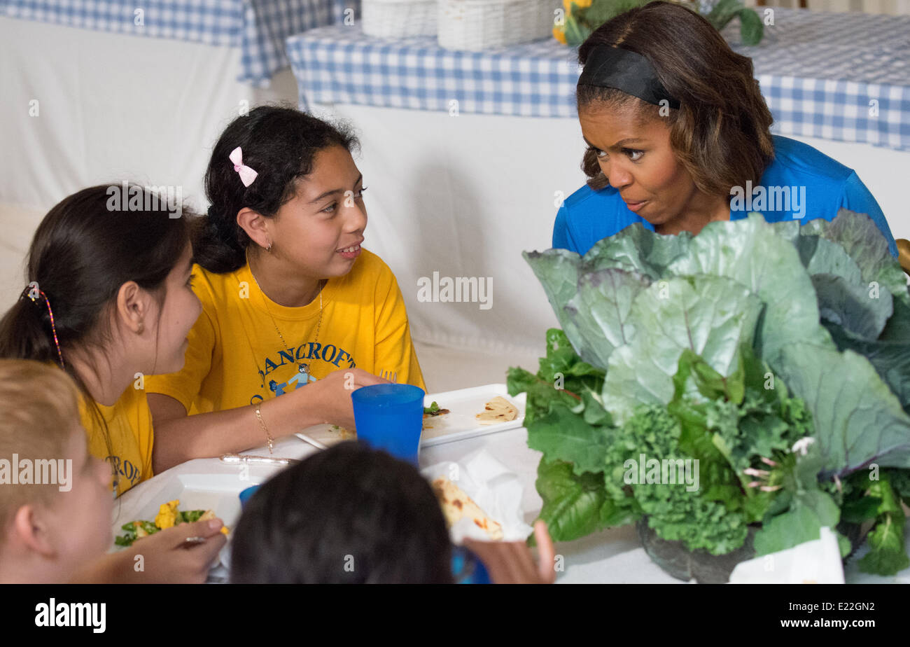 US First Lady Michelle Obama enjoys a healthy lunch with elementary ...