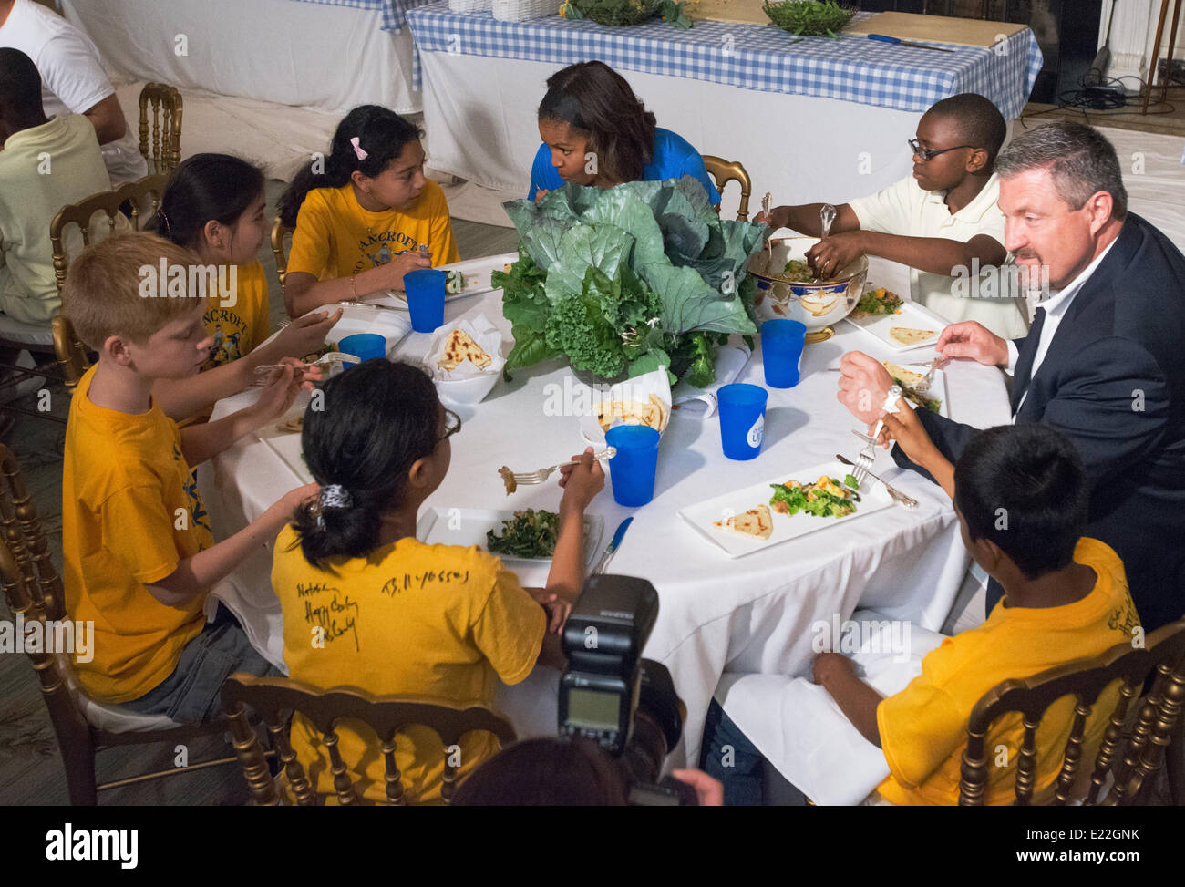 US First Lady Michelle Obama enjoys a healthy lunch with elementary ...