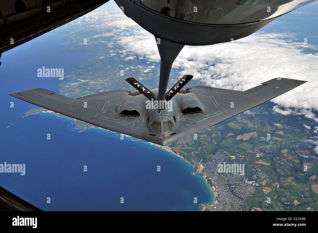 B2 stealth bomber hi-res stock photography and images - Alamy