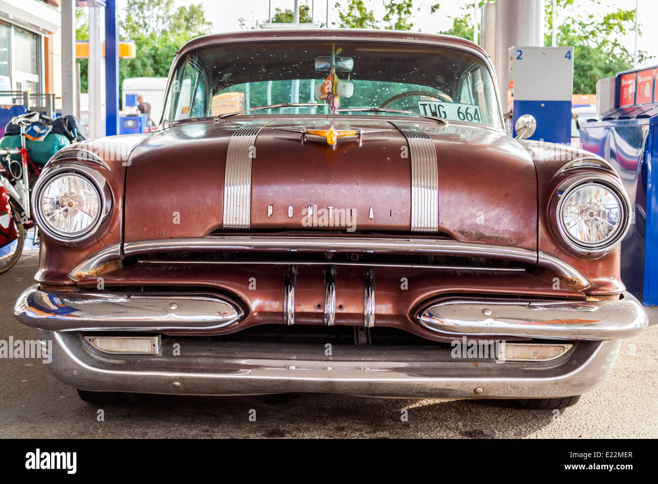 Original 1955 Pontiac Front Grill View Stock Photo - Alamy