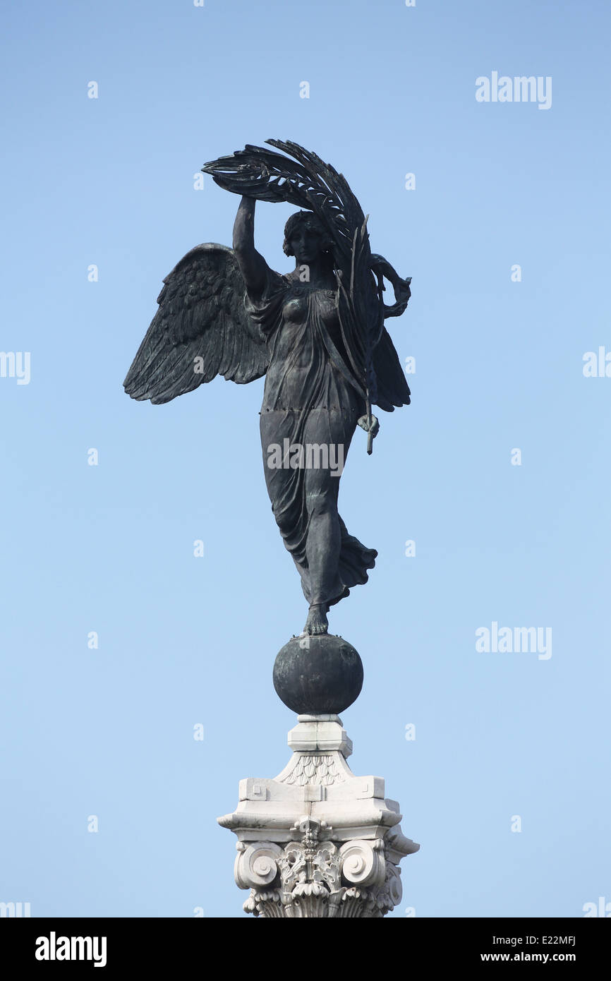 Winged victory bronze statue hi-res stock photography and images - Alamy