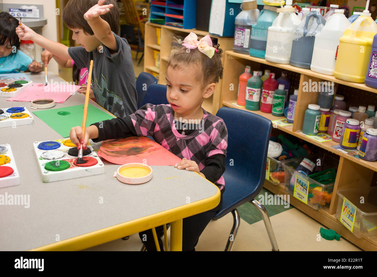 Children painting school classroom hi-res stock photography and images ...