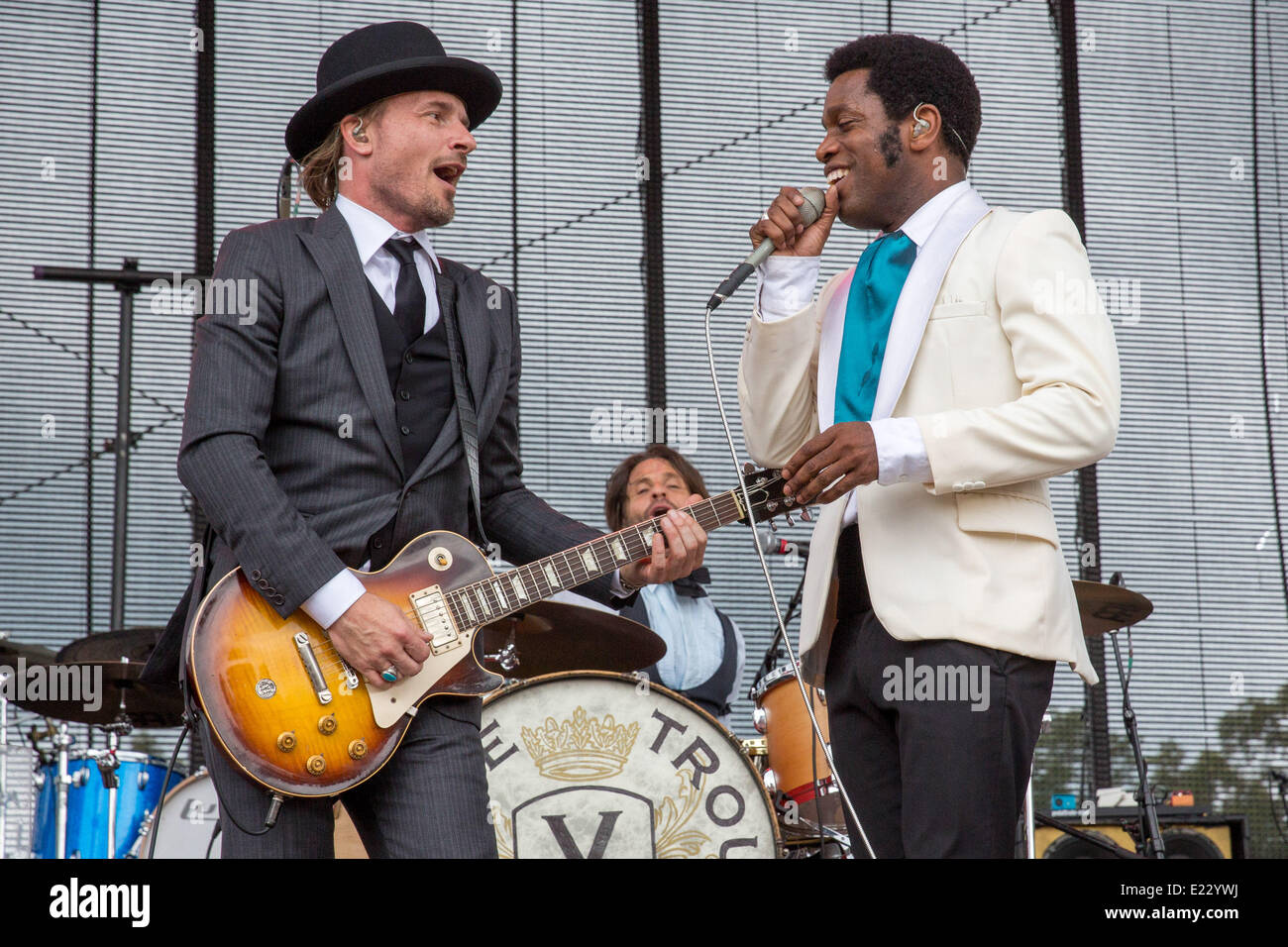 Vintage trouble perform hi-res stock photography and images - Alamy