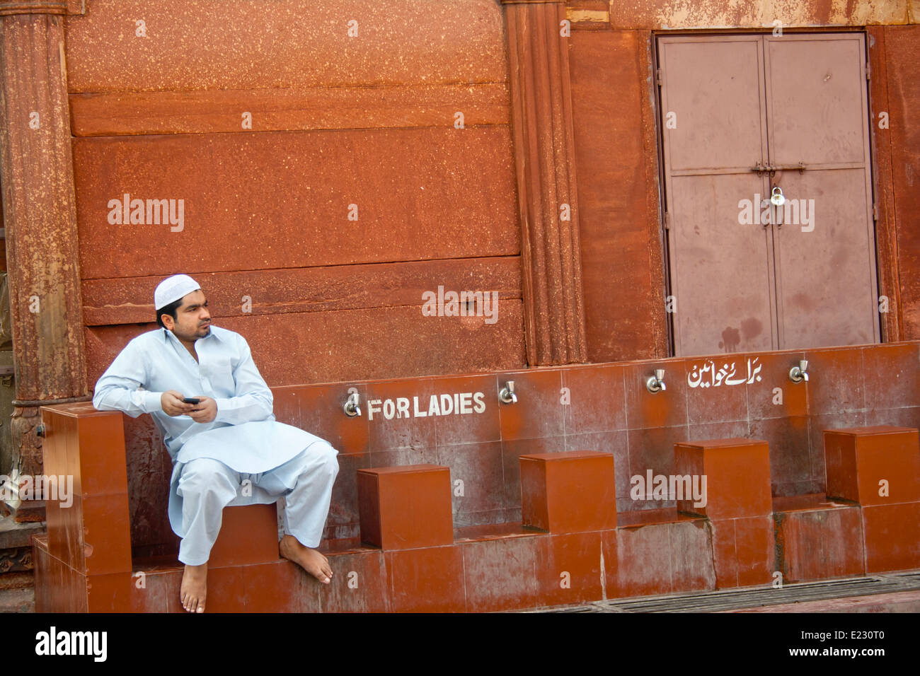 man sitting on ladies seat of jama masjid Stock Photo - Alamy