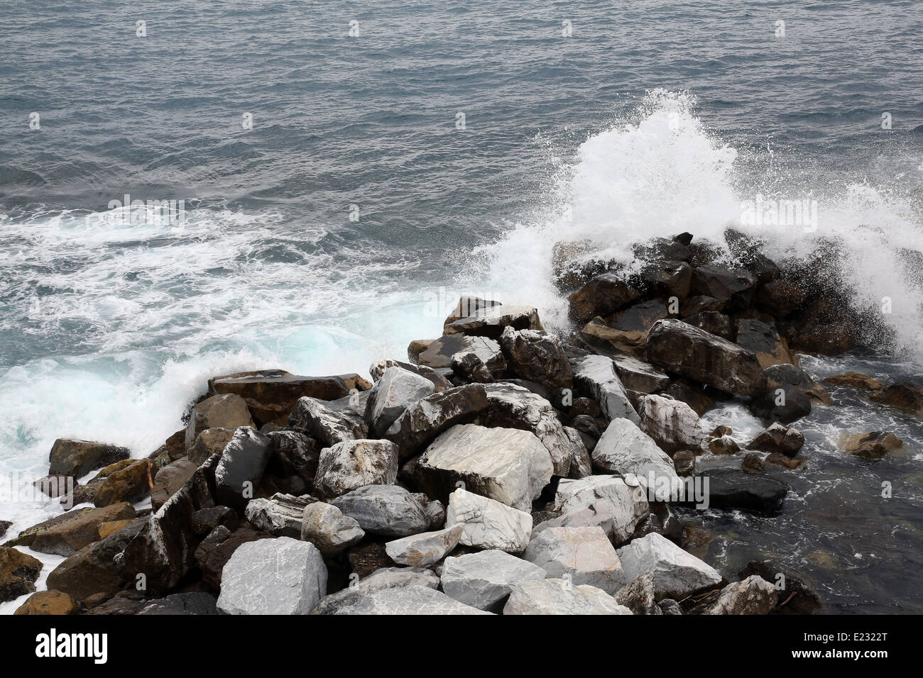 Waves breaking on the rocks Stock Photo - Alamy