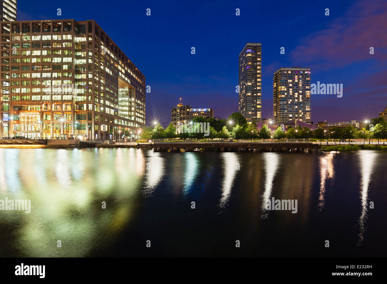 The modern Canary Wharf quarter with its banks and skyscrapers at night ...