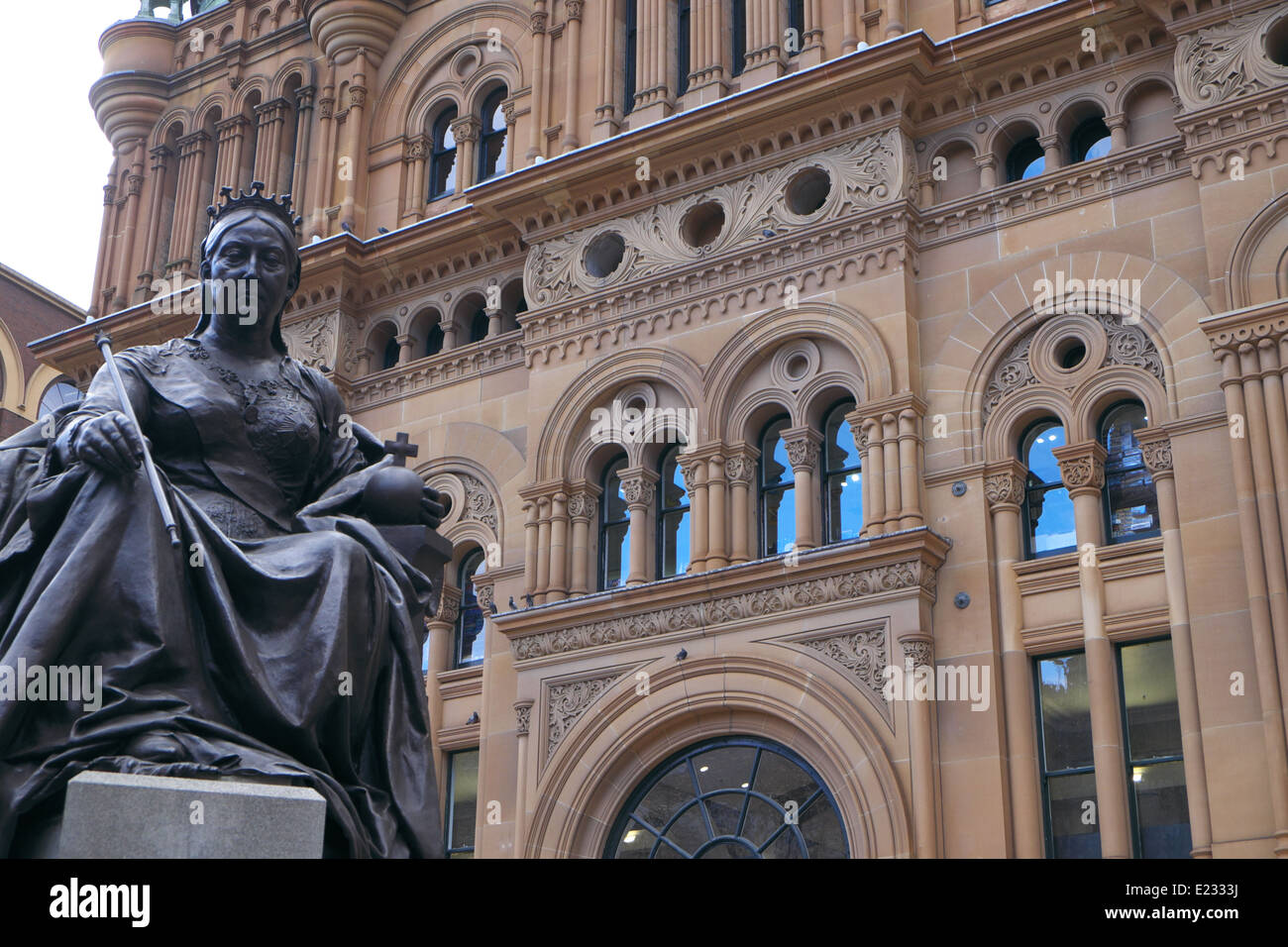 Sydney queen statue building hi-res stock photography and images - Alamy
