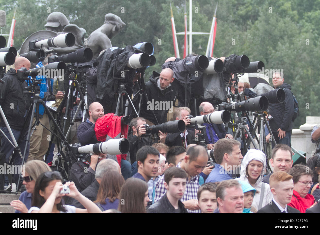 Queen elizabeth press cameras hi-res stock photography and images - Alamy