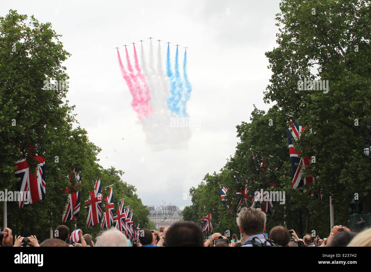 Red arrows flyover hi-res stock photography and images - Alamy