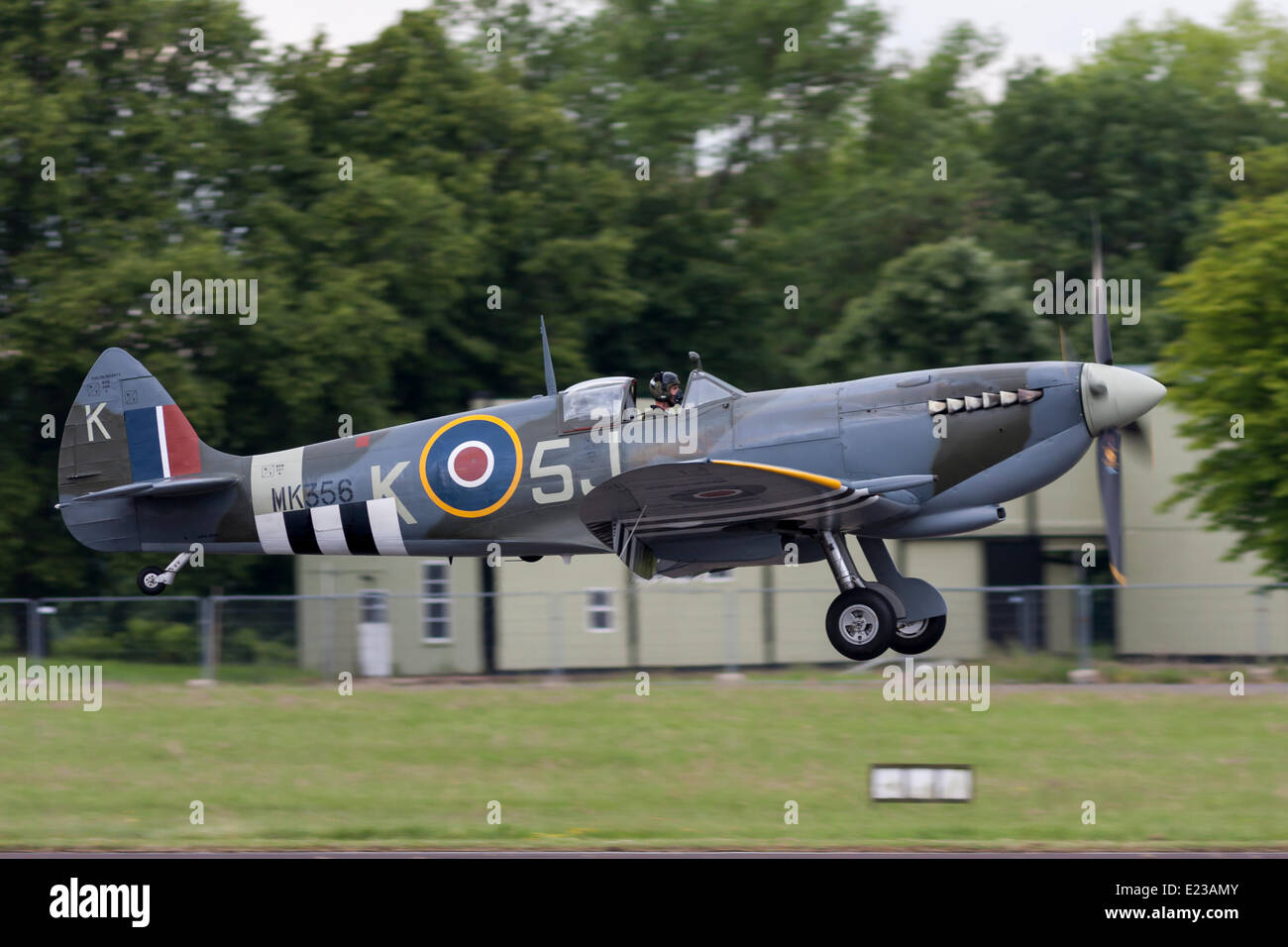 Spitfire landing hi-res stock photography and images - Alamy