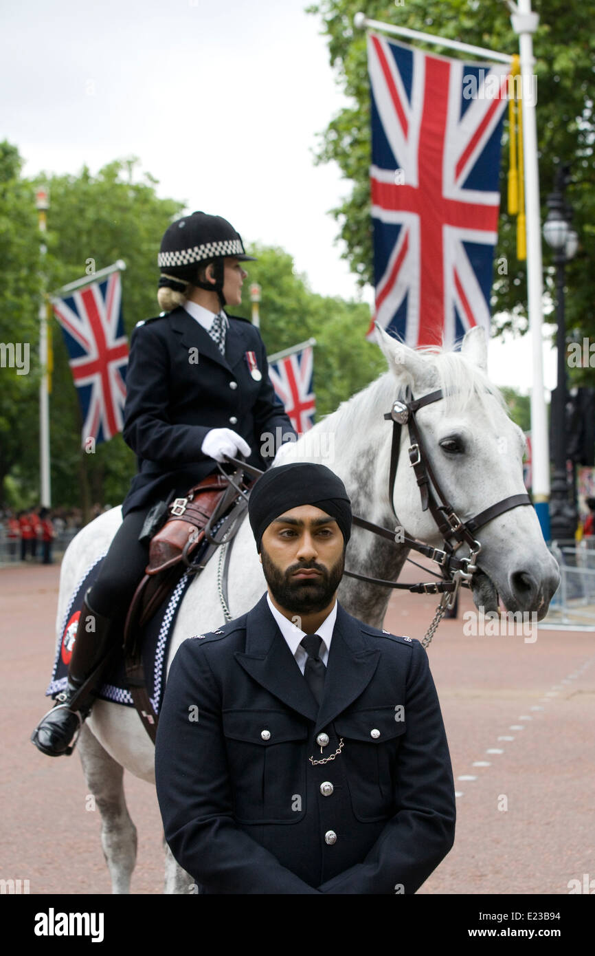 Mounted Police Officer Guarding The Mall in London England for Trooping ...