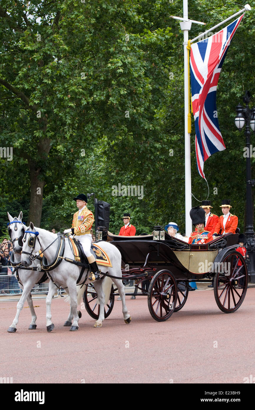 Birthday procession of queen elizabeth hi-res stock photography and ...
