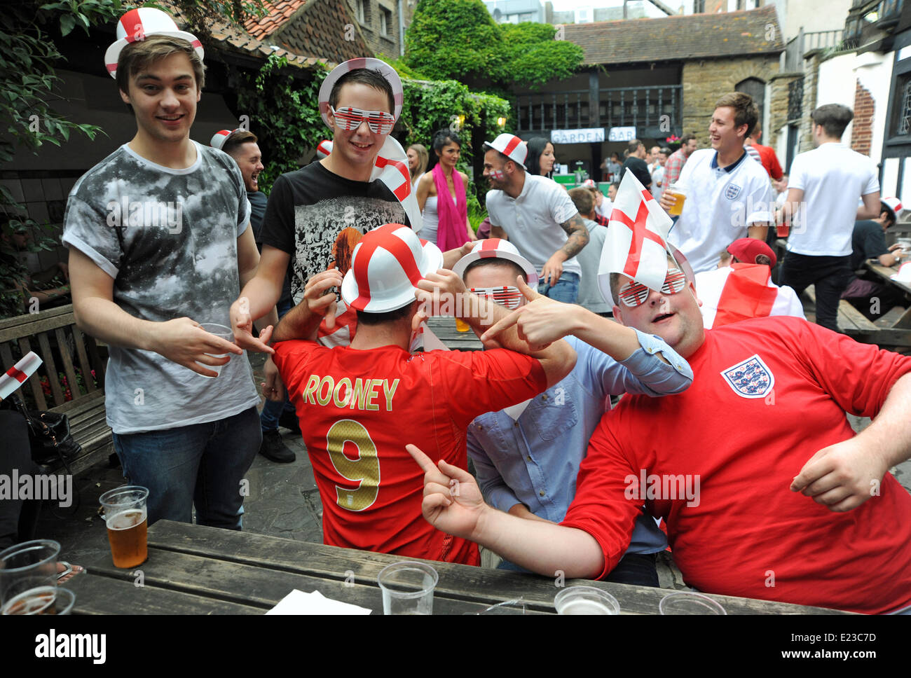 Cheering english soccer supporter hi-res stock photography and images ...