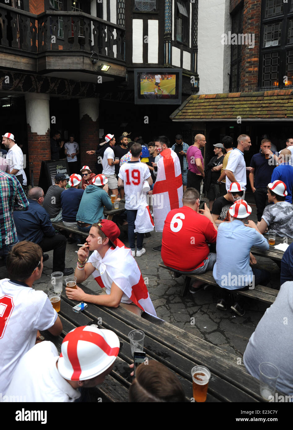 Football pub uk hi-res stock photography and images - Alamy