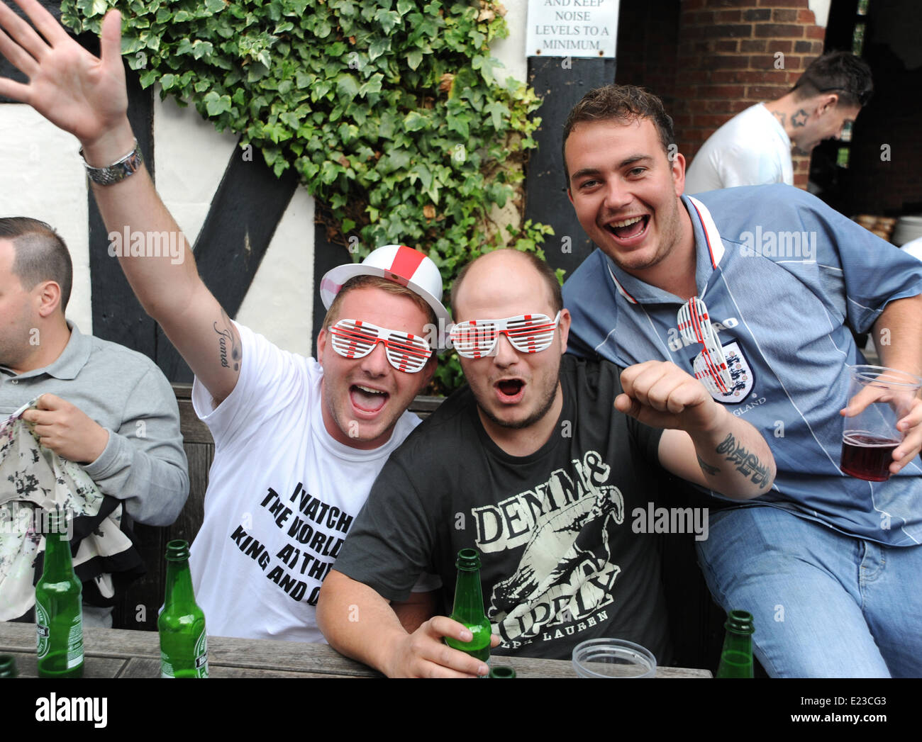 Football fans pub england hi-res stock photography and images - Alamy