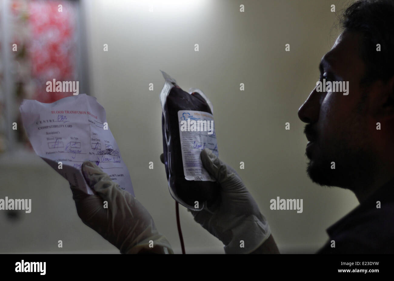 Lahore, Pakistan. 14th June, 2014. Pakistani medical technologist ...