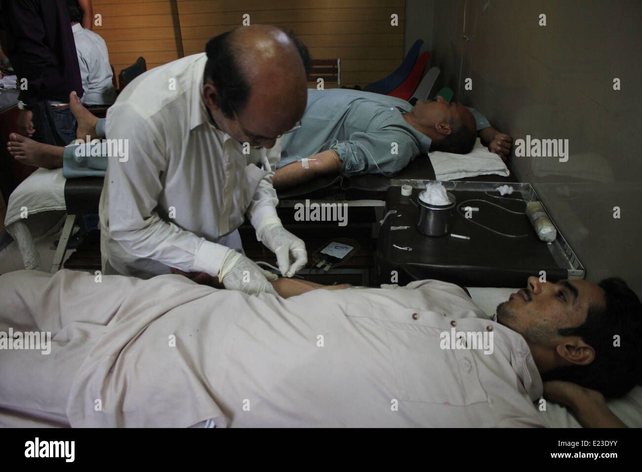 Lahore, Pakistan. 14th June, 2014. Pakistani youngster donates their ...