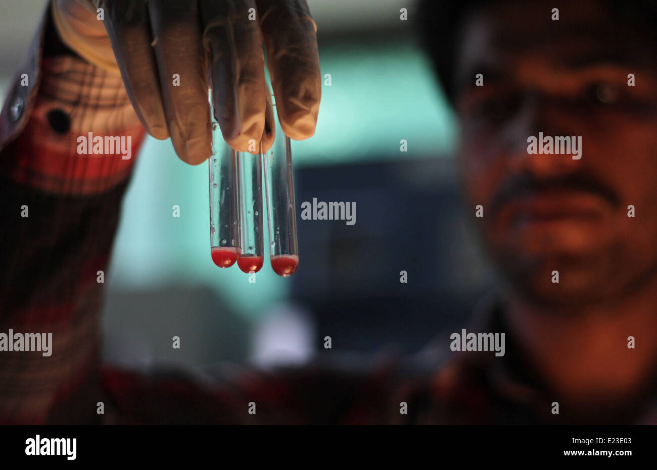 Lahore, Pakistan. 14th June, 2014. Pakistani medical technologist ...