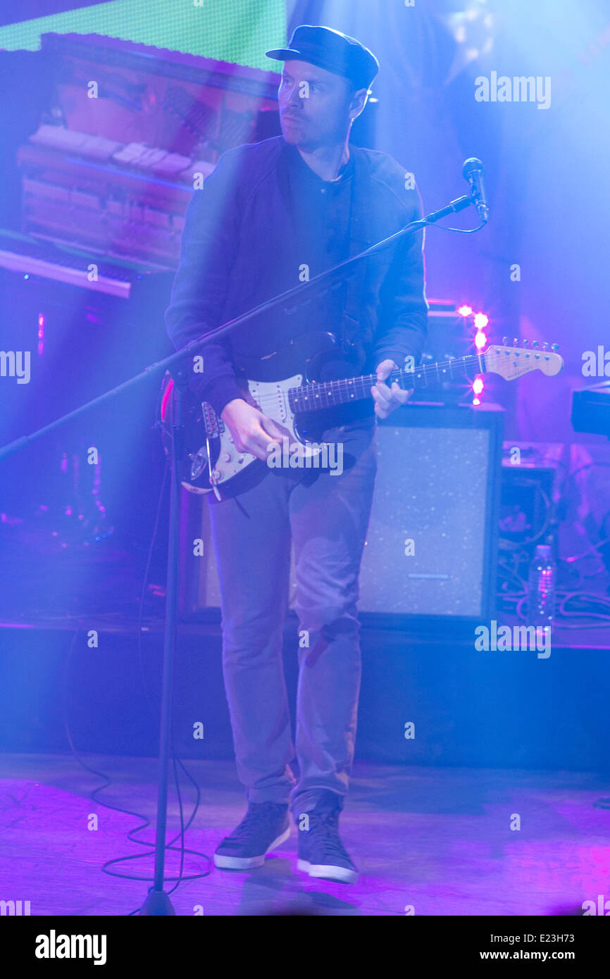 Jonny Buckland (COLDPLAY), June 14, 2014 : MTV VMAJ (Video Music Awards ...