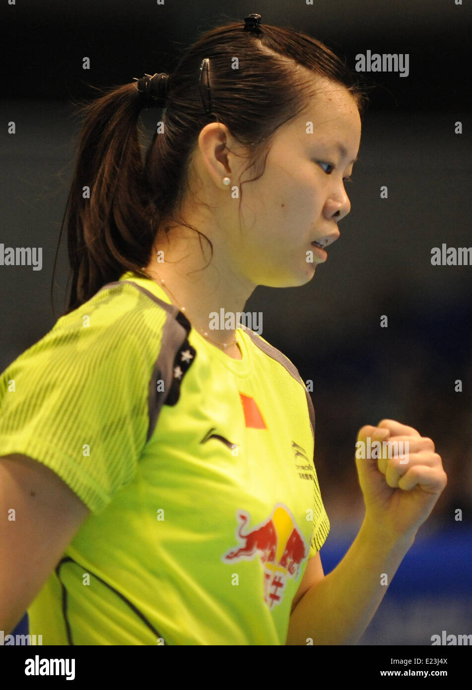 (140615) -- TOKYO, June 15, 2014 (Xinhua) -- Li Xuerui of China reacts ...