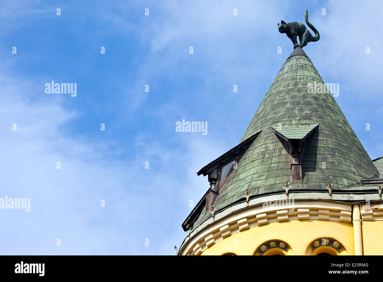The cat sculpture on the roof of Cat House in Riga, Latvia Stock Photo ...