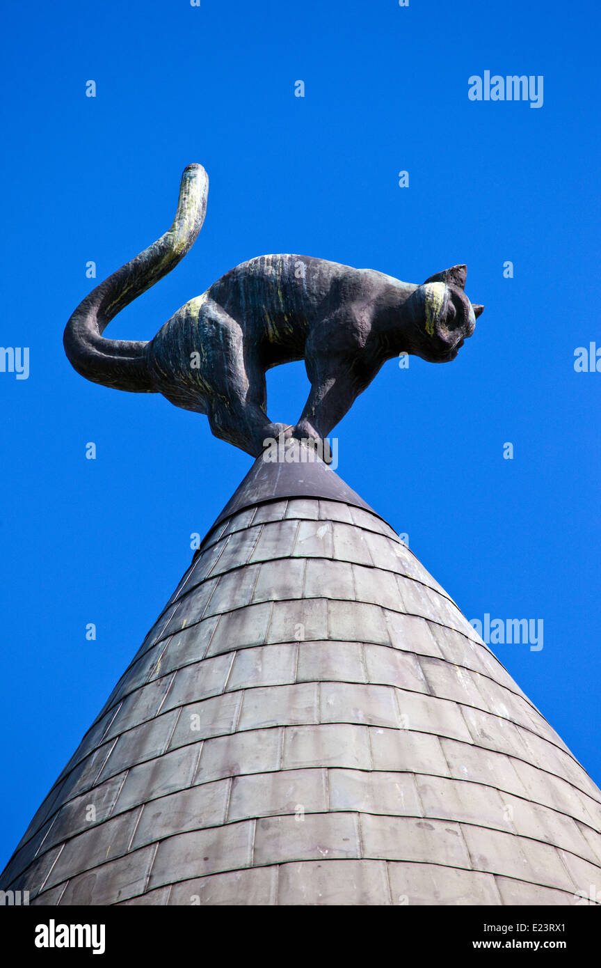 The cat sculpture on the roof of Cat House in Riga, Latvia Stock Photo ...