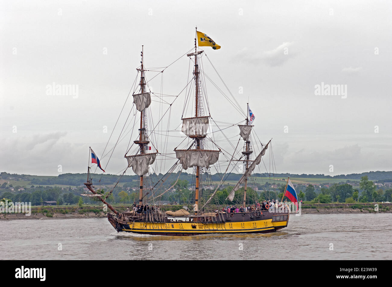Three masted frigate hi-res stock photography and images - Alamy