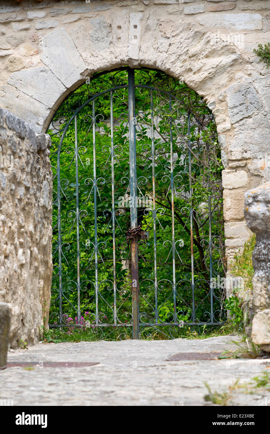 France provence entrance gate old hi-res stock photography and images ...