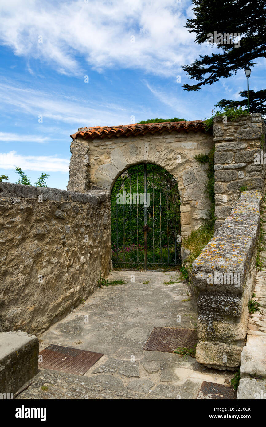 Typical Stone Gate in Bonnieux, Provence, France Stock Photo - Alamy
