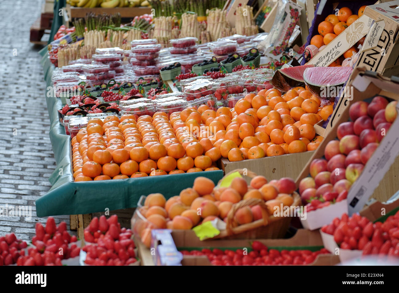 Paris fruit vegetables hi-res stock photography and images - Alamy