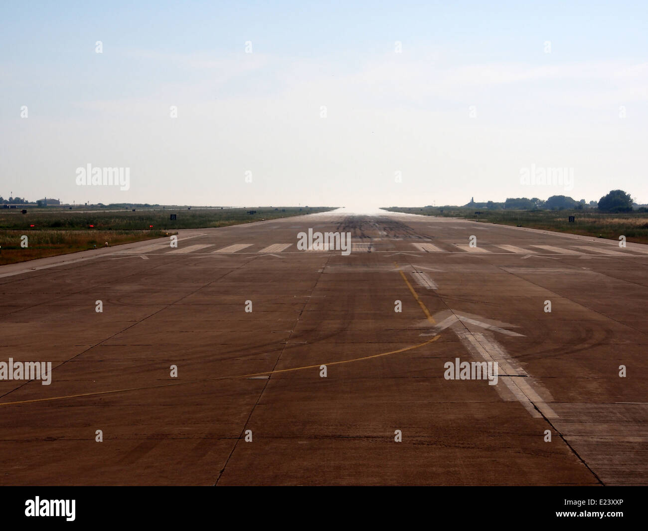 Runway 25r hi-res stock photography and images - Alamy