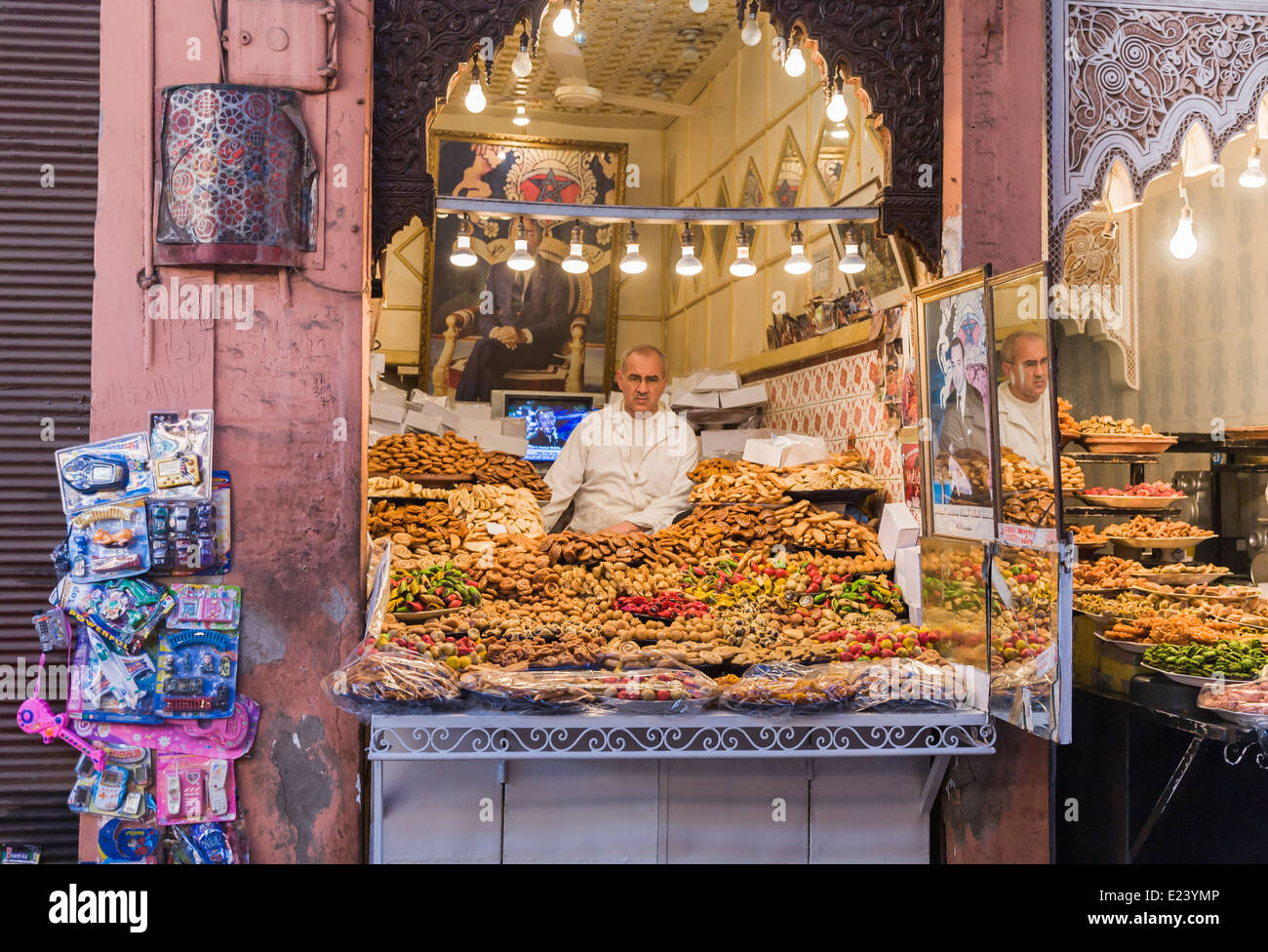 Streetside shop hi-res stock photography and images - Alamy