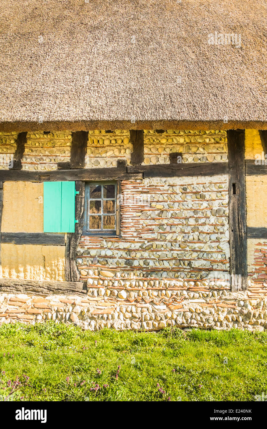 House half timbered thatched roof hi-res stock photography and images ...