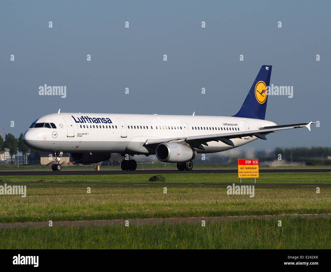 D-AIRC, a Lufthansa Airbus A321-131 (cn 473), takes off from Schiphol ...
