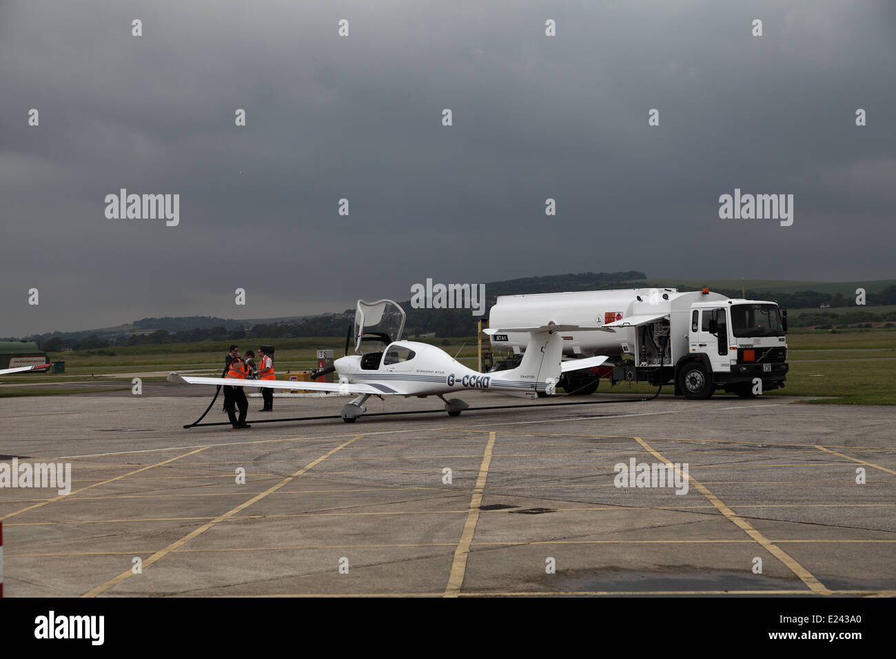 Aircraft refuelling hi-res stock photography and images - Alamy