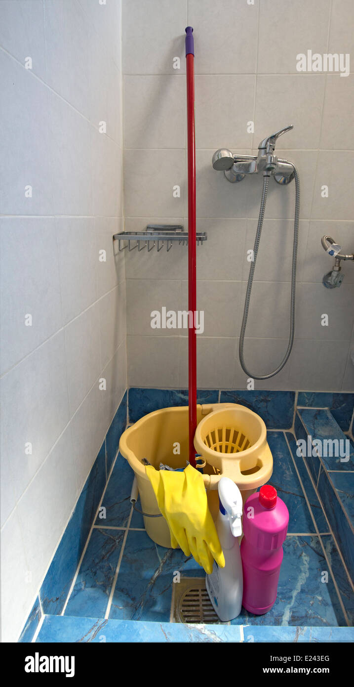 Mob and bucket and household cleaners Stock Photo - Alamy