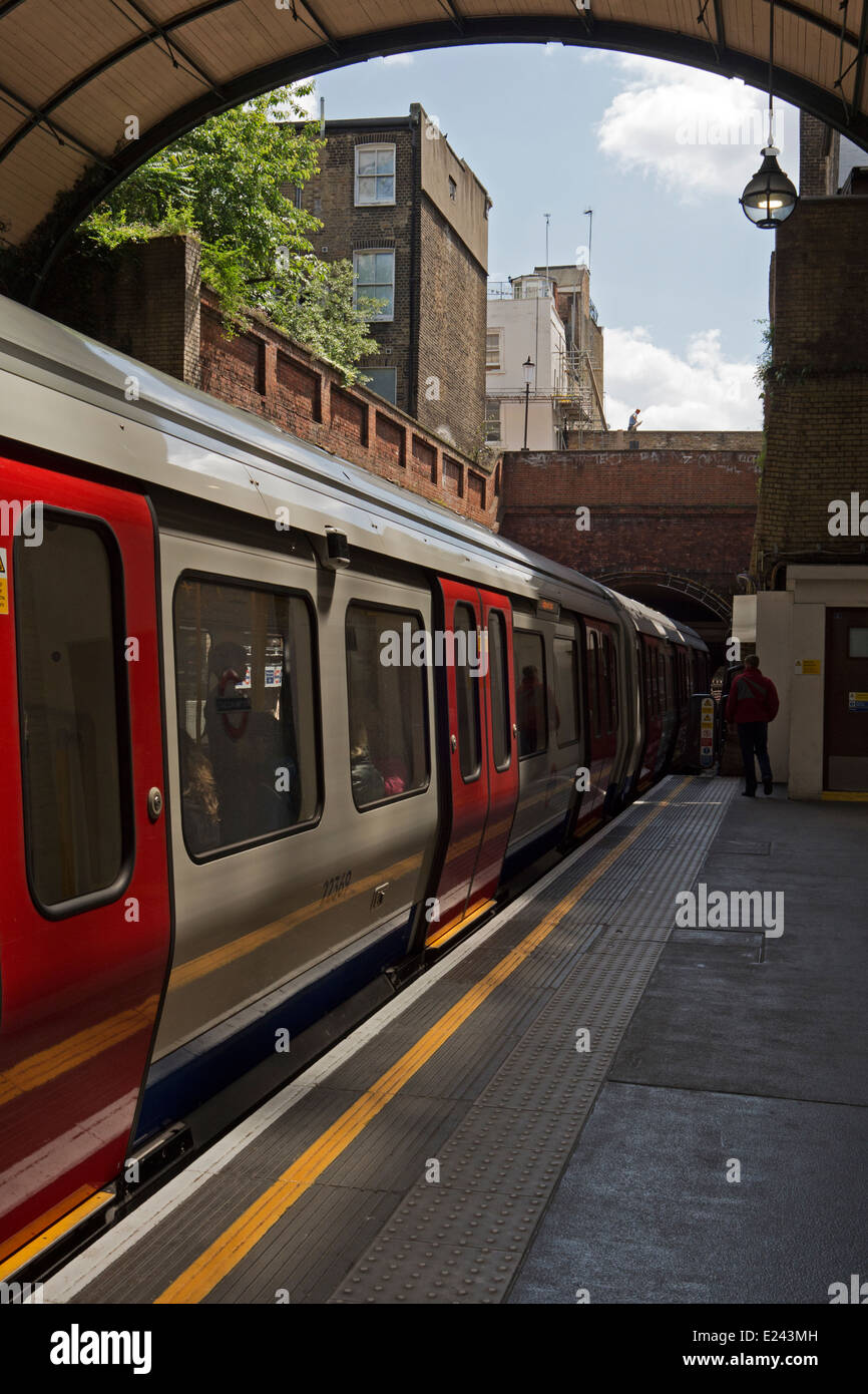 London underground tube train hi-res stock photography and images - Alamy